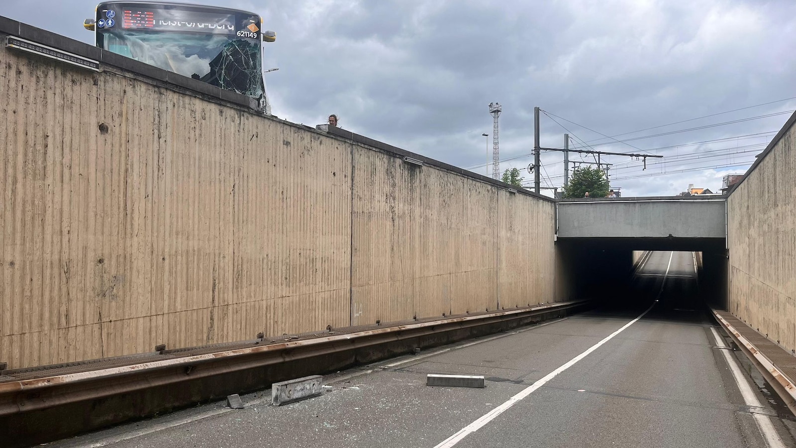 Lijnbus botst tegen tunnel aan station van Lier | Foto | hln.be