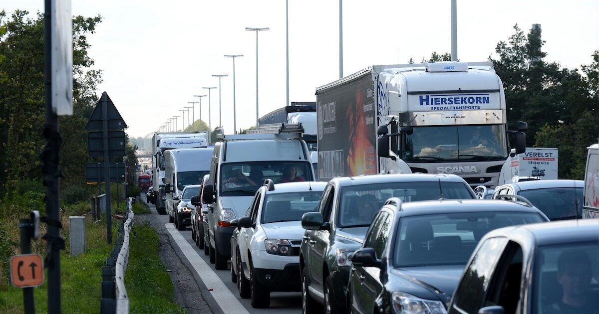 Half uur file op E313 richting Antwerpen vanaf Beverst: linkerrijstrook ...