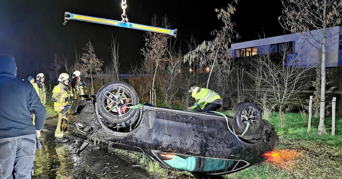Met Mercedes van papa over de kop: broer en zus crashen in gracht ...