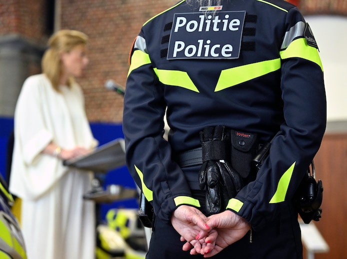 KIJK. Dit wordt het nieuwe uniform van de politie: zichtbaarder ...