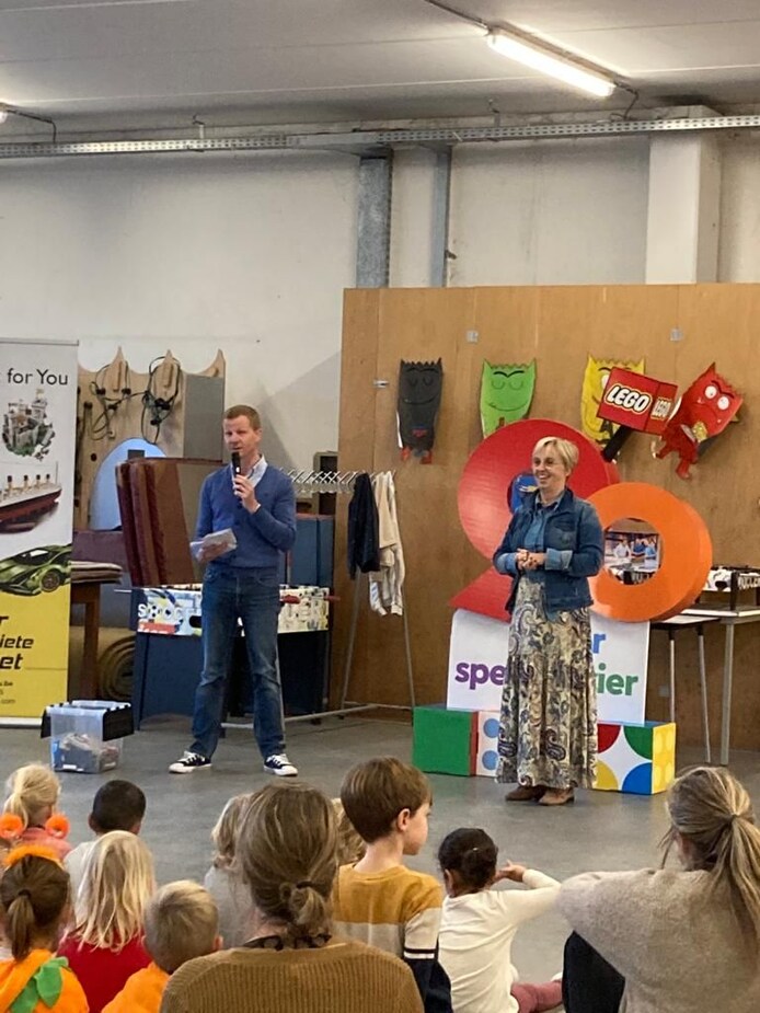 LEGO MASTERS- finalist en papa Peter verrast leerlingen De Goede Basis ...