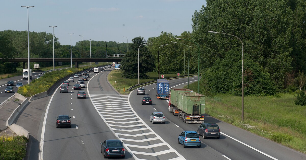 Half uur file op E19 richting Antwerpen vanaf Parking Minderhout: ongeval ter hoogte van ...