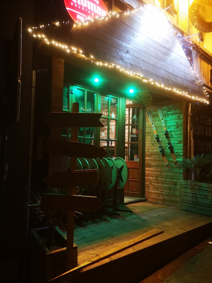 Koen en Kevin maken van hun café deze winter de ‘Après Cheers Bar ...