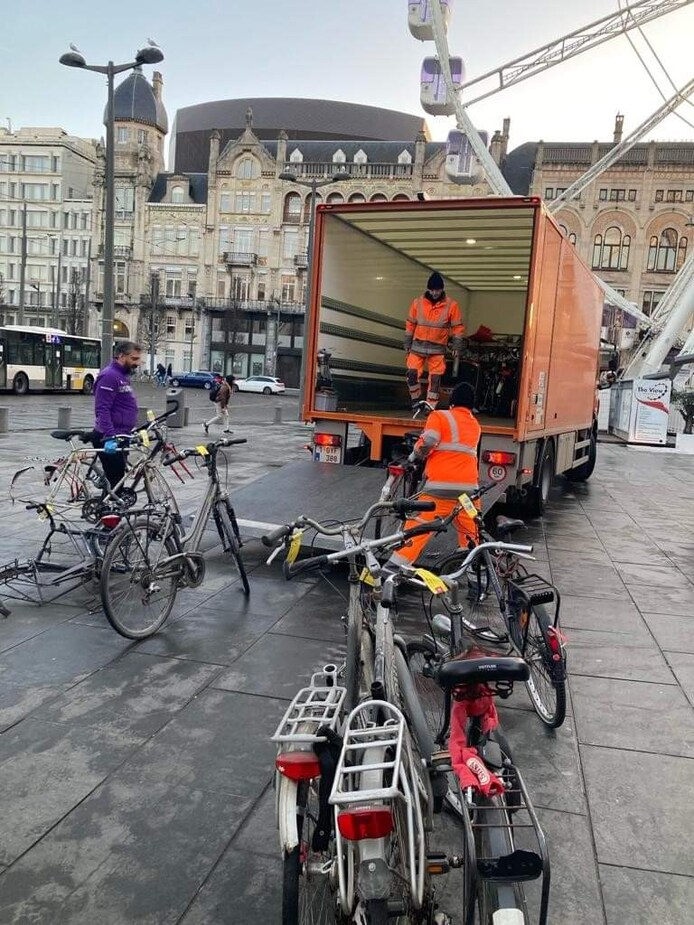 Politie verwijdert ruim 200 ‘weesfietsen’ uit parking onder Centraal ...