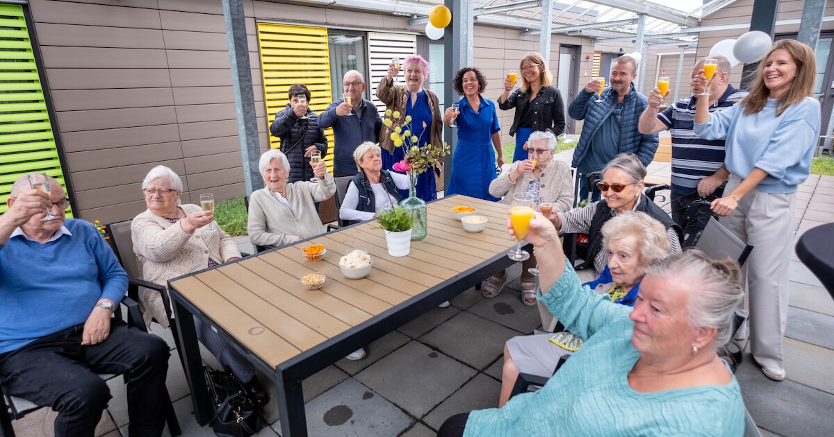 Bewoners De Lisdodde in Mechelen heffen het glas op volledig vernieuwd ...