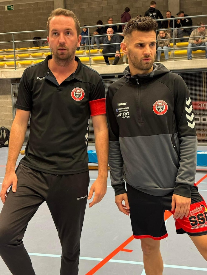 KIJK. Trainer Yannick (32) likt wonden na vechtpartij op wedstrijd ...