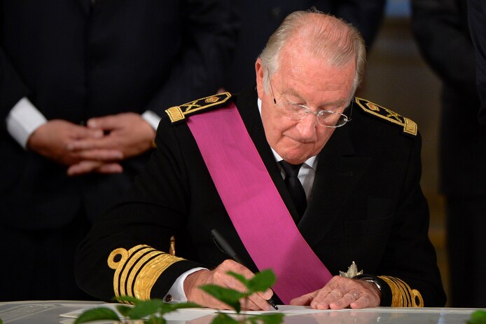 Albert en Paola komen uitzonderlijk nog eens buiten voor afscheidsmis ...