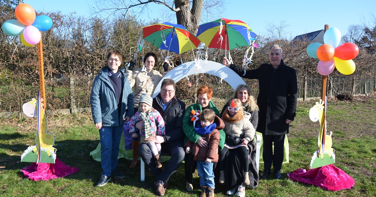 Basisschool De Rozen onthult ‘babbelbank’ op complimentendag | Lokeren | HLN.be