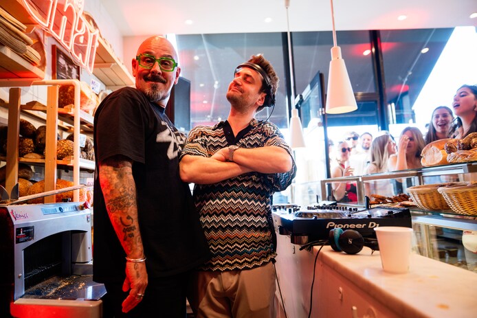 KIJK. Dansen tussen de koffiekoeken: rave van bakkerij Dellafaille in ...