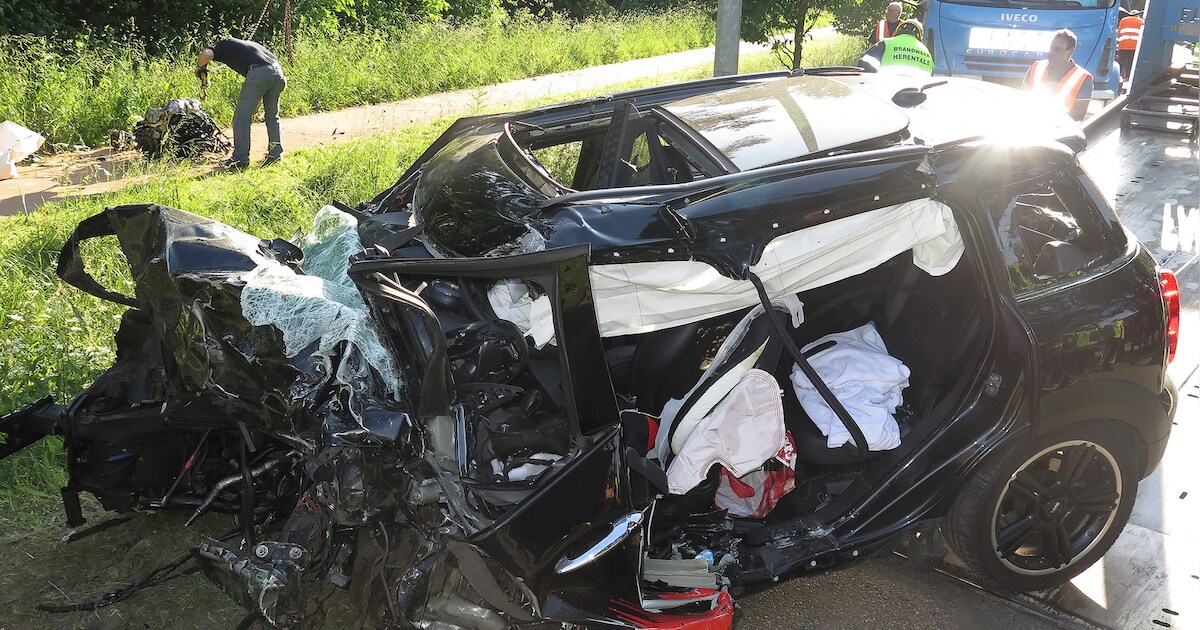 Op slag dood bij frontale crash | Regio | HLN.be
