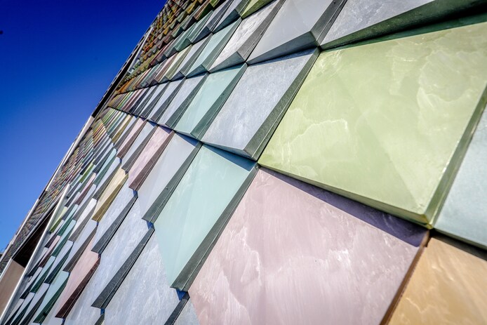 Renovatiegevel van O.666 gemaakt van drie ton gerecycleerd afval ...