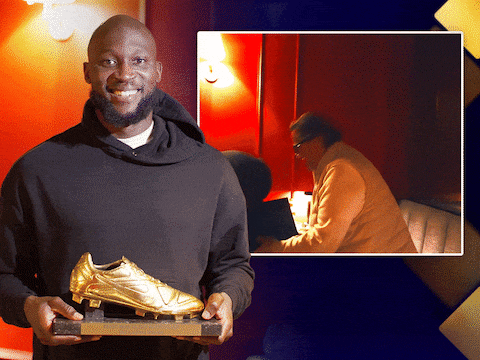 KIJK. Uit handen van Anderlecht-eigenaar Marc Coucke: Romelu Lukaku ...