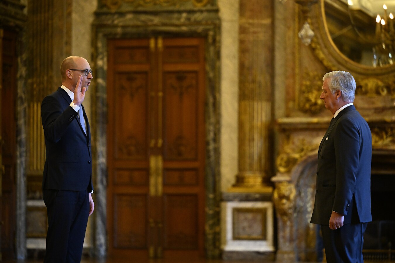IN BEELD. Van De Wever (N-VA) die even de kluts kwijt is tot een wel ...