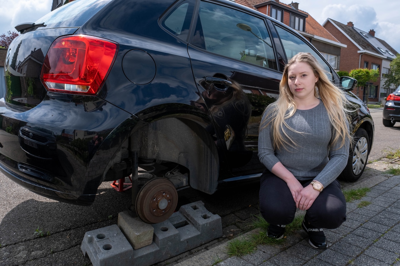 Dief steelt wiel van auto Nathalie en zet kapot wiel in de plaats ...