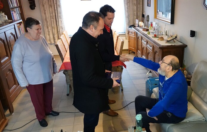 Burgemeester Benoit bezoekt 13 burgers ‘die een bezoekje nodig hebben ...