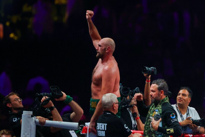 "Hij is een f*cking lafaard": kamp-Usyk woest op Fury, die lelijke ...