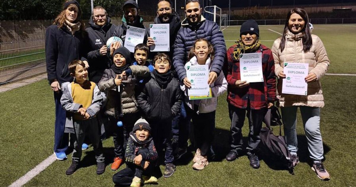 Coaches behalen diploma ‘voetbal-Nederlands’ bij KV Zuun | Sint-Pieters ...