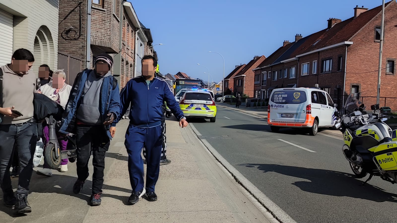 Politie overmeestert gewapende passagier op bus in Beveren: “Agenten ...