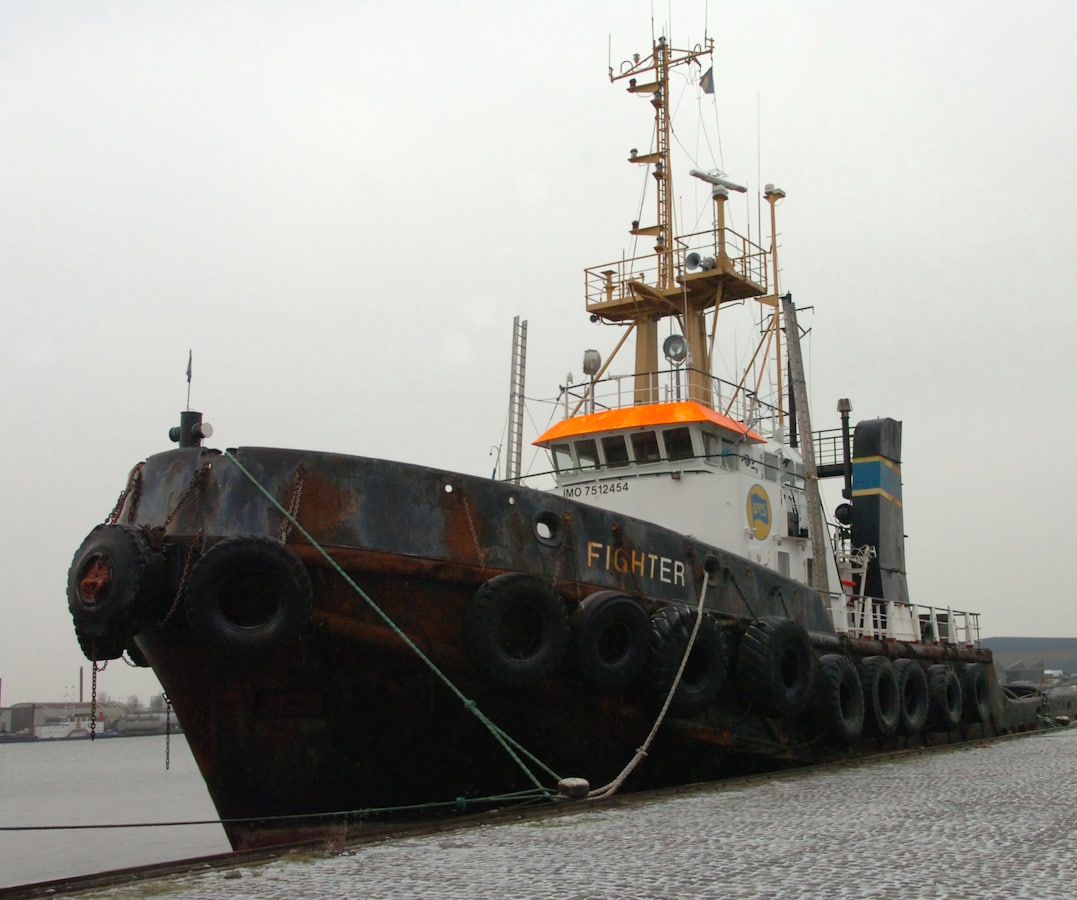 Legendarische zeesleper Fighter krijgt eindelijk een eigen boek | Foto ...