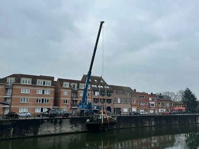 Half gezonken woonboot na zeven (!) maanden uit het water gehaald aan ...