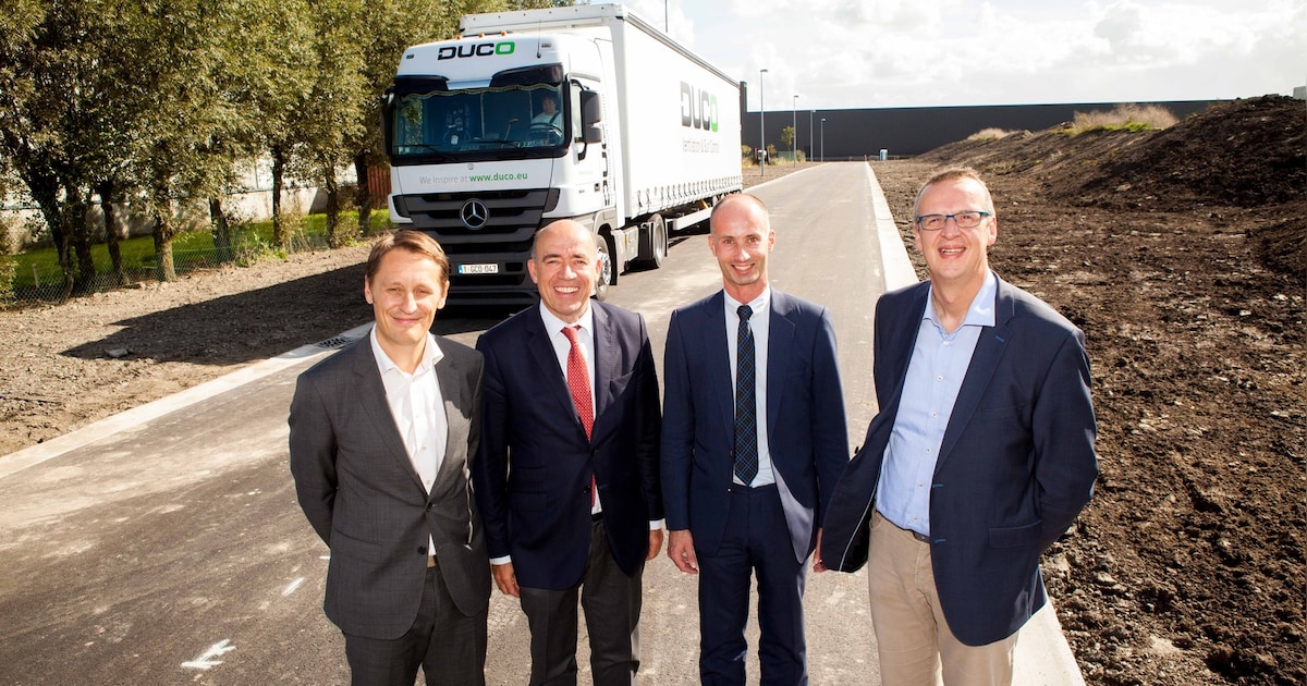 Duco opent zelf aangelegde weg | Veurne | HLN.be