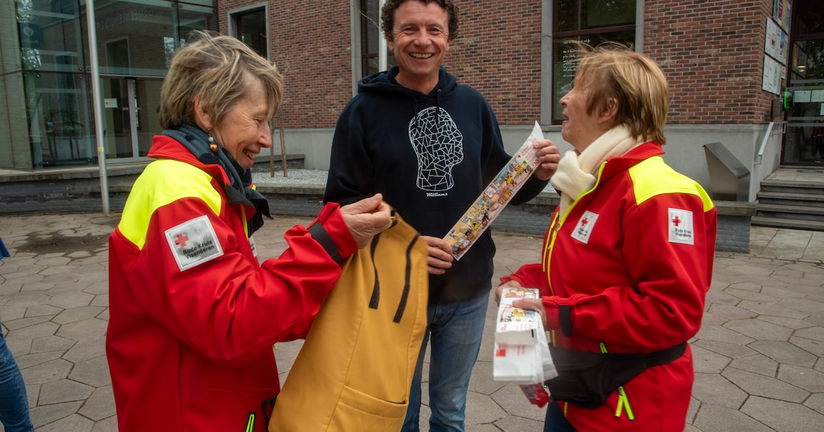 William Roobrouck koopt eerste Rode Kruis-pleisters | Laarne | HLN.be
