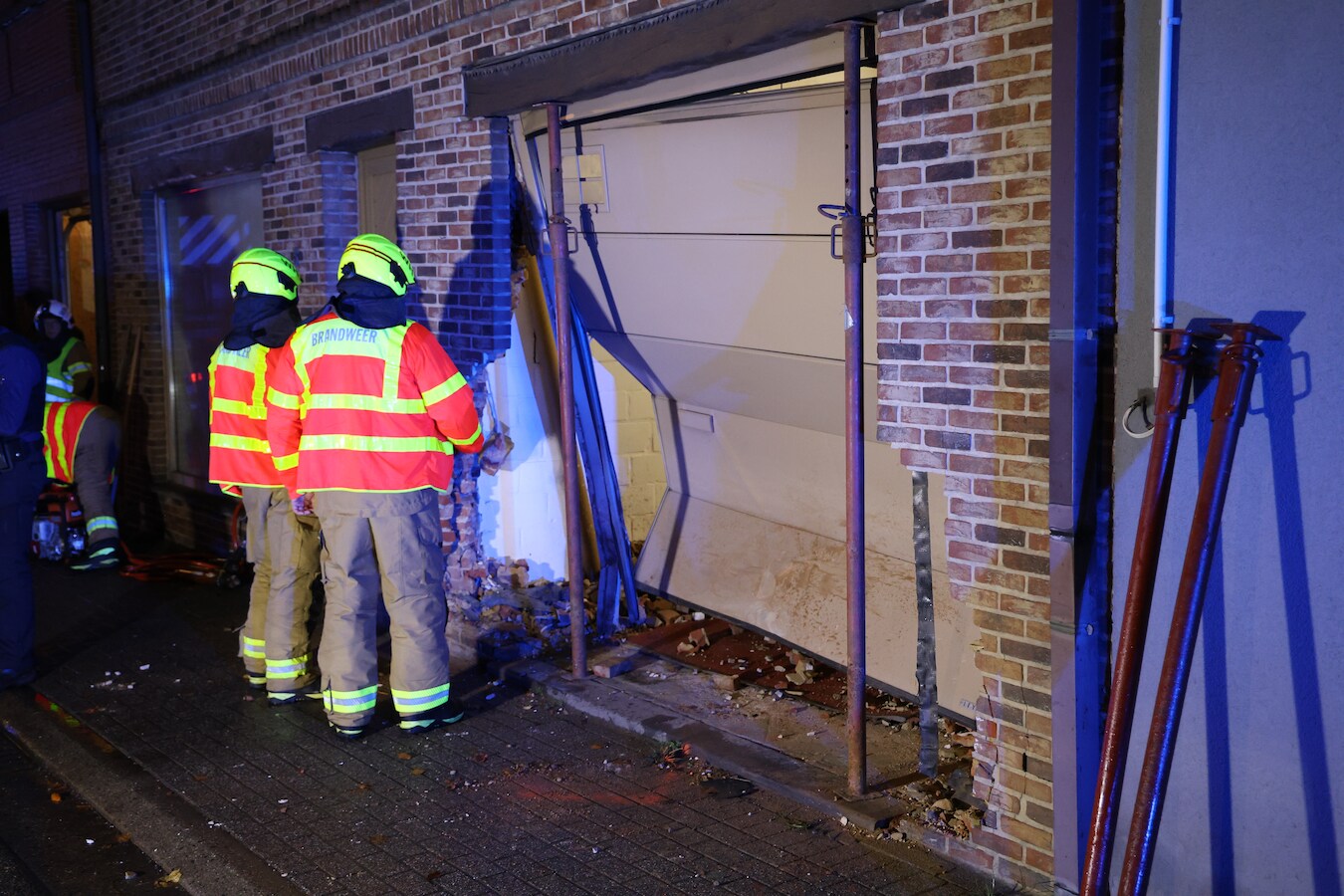 Geschrokken bestuurder crasht met BMW tegen huis in Dendermonde: “We ...