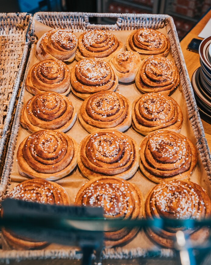 “Alles wordt hier geserveerd met volle room en een flinke klont boter ...