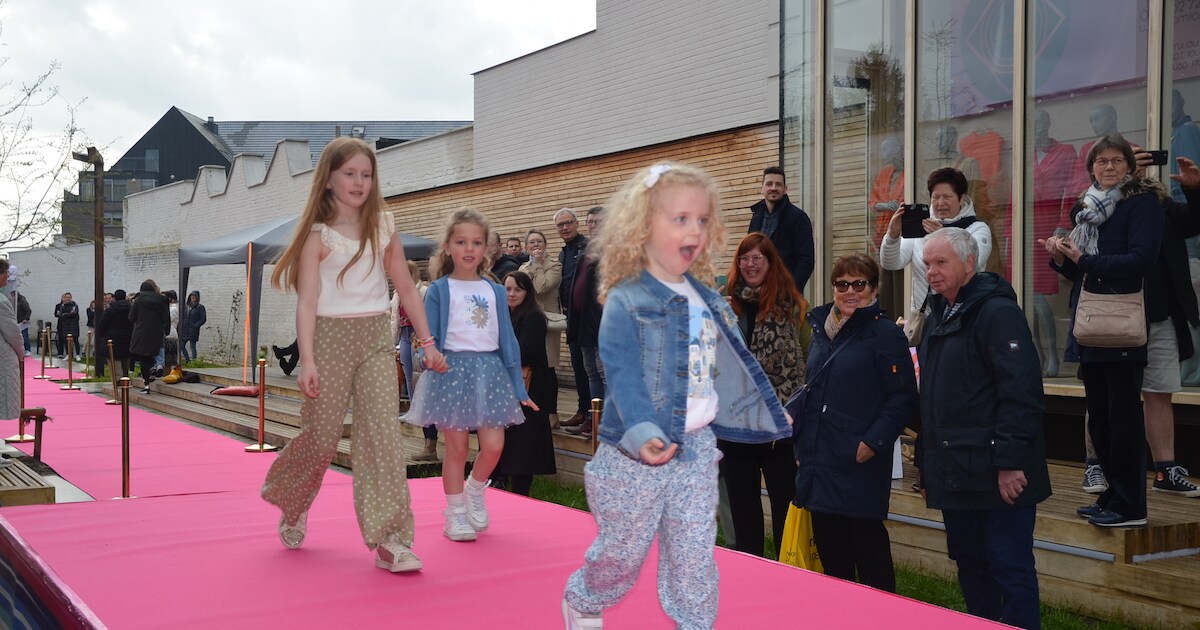 Paaseierenworp vanop catwalk na modeshow op Witte Donderdag | Ninove ...