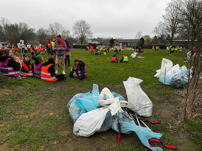 Heel weekend lang afval rapen in Steenokkerzeel tijdens lenteschoonmaak ...