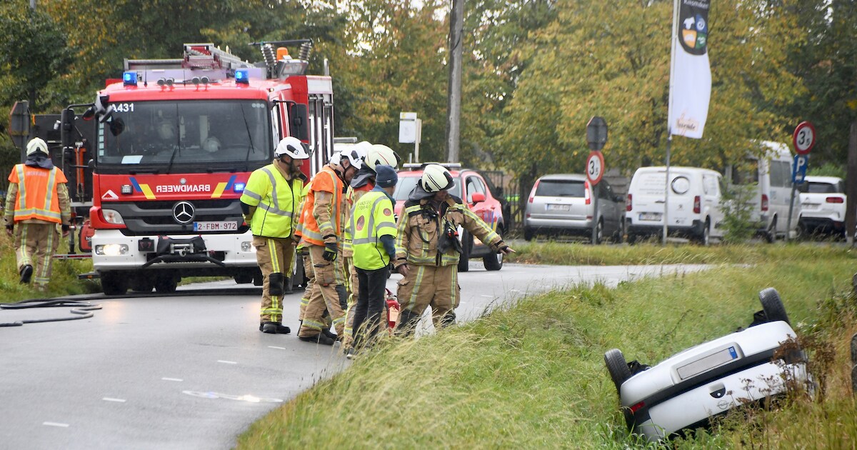 Man (55) raakt van de weg af in Passendale en belandt op z’n dak in de ...