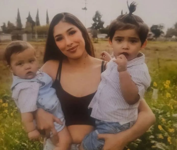 Kind (1) sterft in snikhete auto terwijl moeder lipfiller laat ...