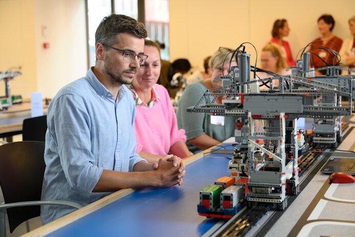 “Eerst LEGO-robots programmeren, dan containerterminals”: nieuwe ...