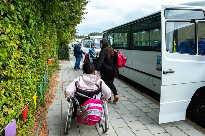 Leerlingen De Tjalk zijn nog altijd uren onderweg naar school: “En nu ...