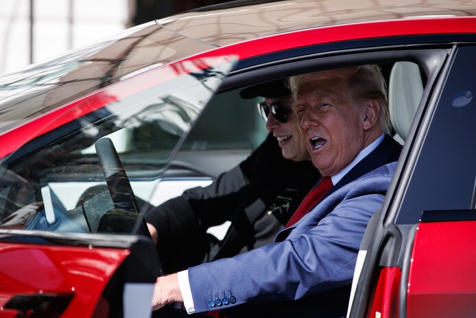 KIJK. Trump houdt Tesla-show voor Witte Huis en zal geweld tegen Tesla ...