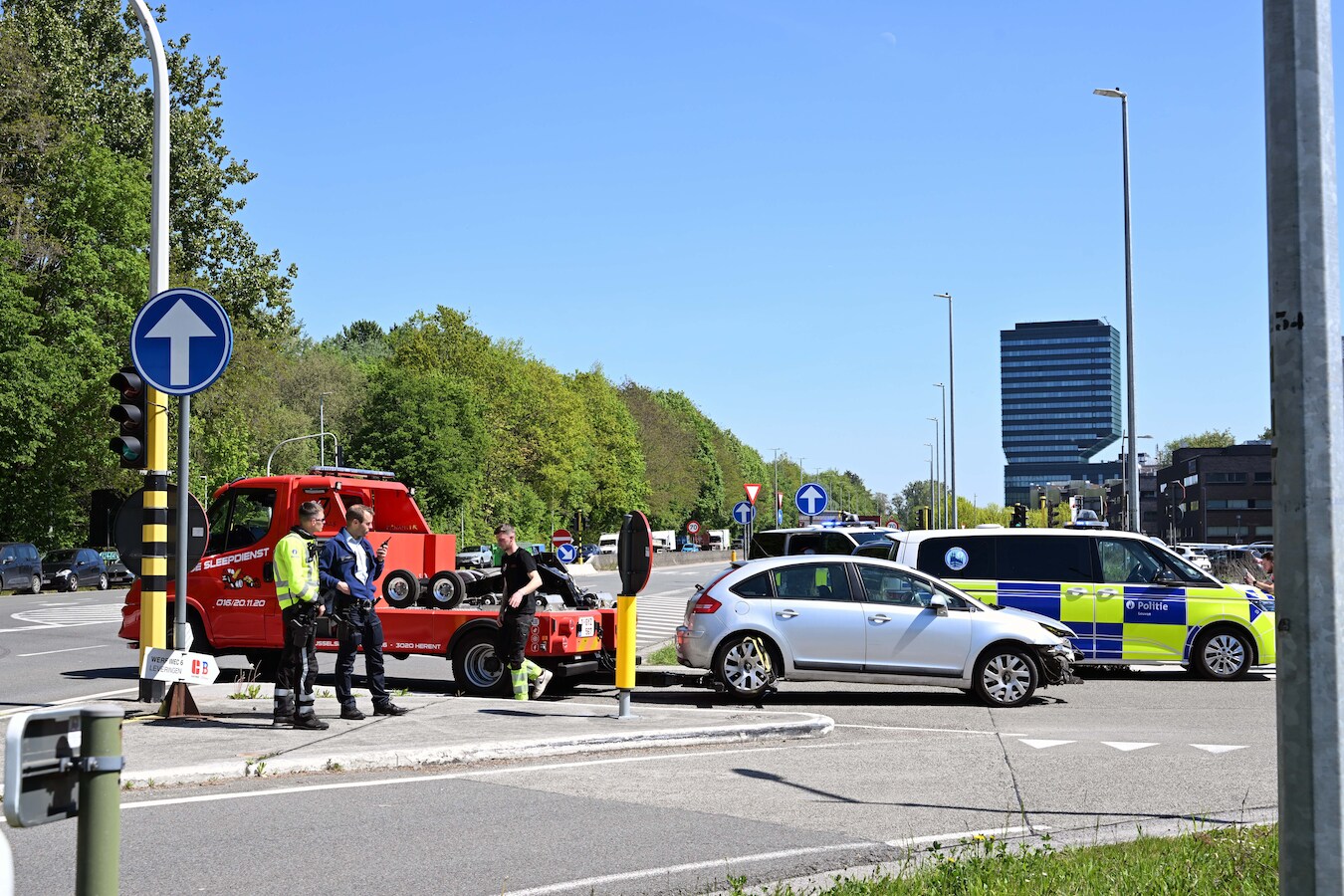 Grote zoekactie met helikopter naar inzittenden van wagen nadat ...
