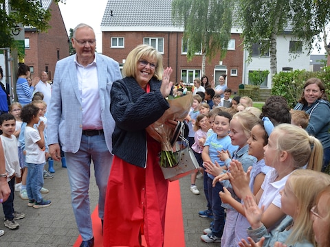 Oldtimer, erehaag en musical: Boskesschool zwaait juf Lieve uit na ...