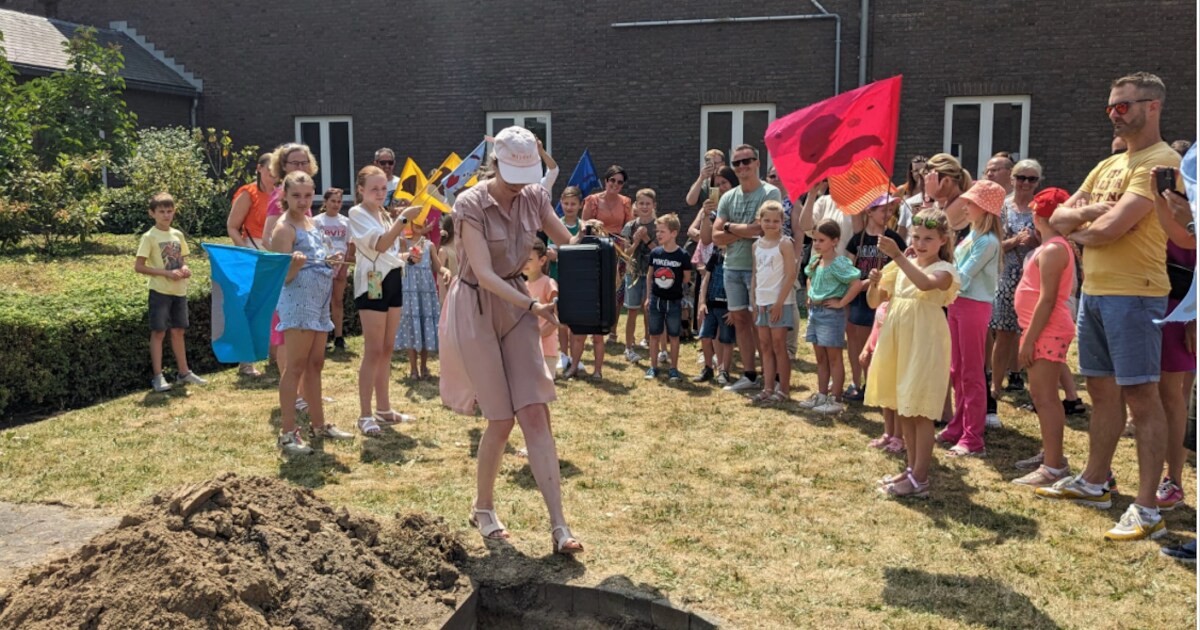 Tijdscapsule gaat decennium de grond in | Lanaken | HLN.be