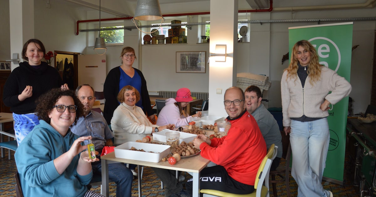 Bewoners van Zonnelied kraken walnoten tot olie voor Notenkrakken-actie ...