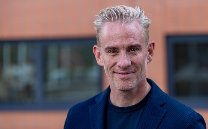 Nederlandse presentator Art Rooijakkers vraagt 18 jaar jongere vriendin ...