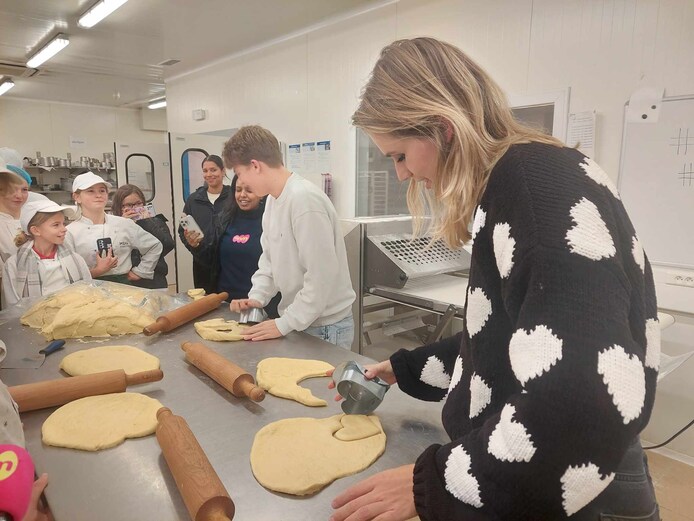 De Warmste Schoolbus houdt halt bij MSKA Roeselare: “Eenzaamheid is een ...