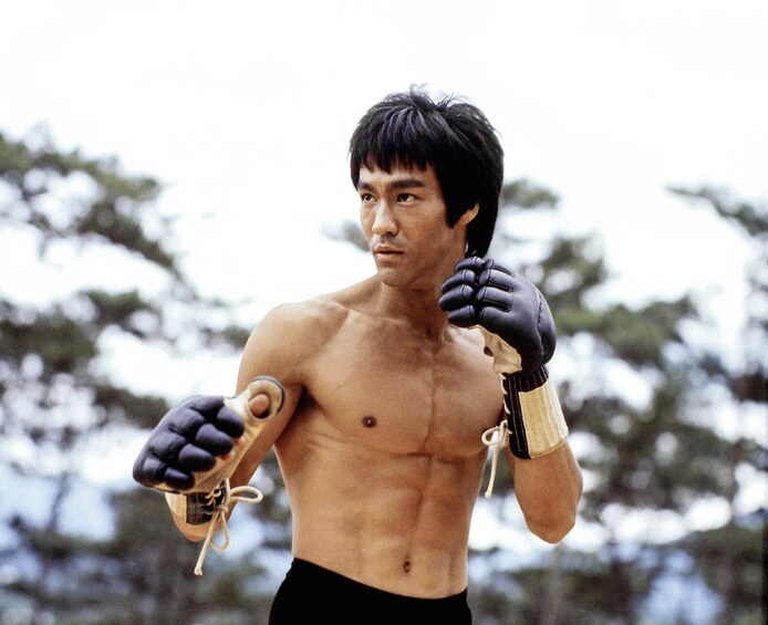 “Toen ze hem vonden, kleedden ze zijn lijk weer aan”: de dood van Bruce Lee is na 50 jaar nog ...