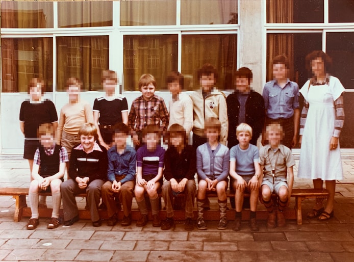 DE KLASFOTO. Zo was Jan Van Looveren als leerling: “Ik vond school ...