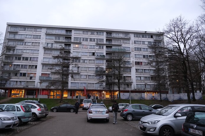 Beelden tonen hoe voordeur van appartement in Anderlecht doorzeefd is ...