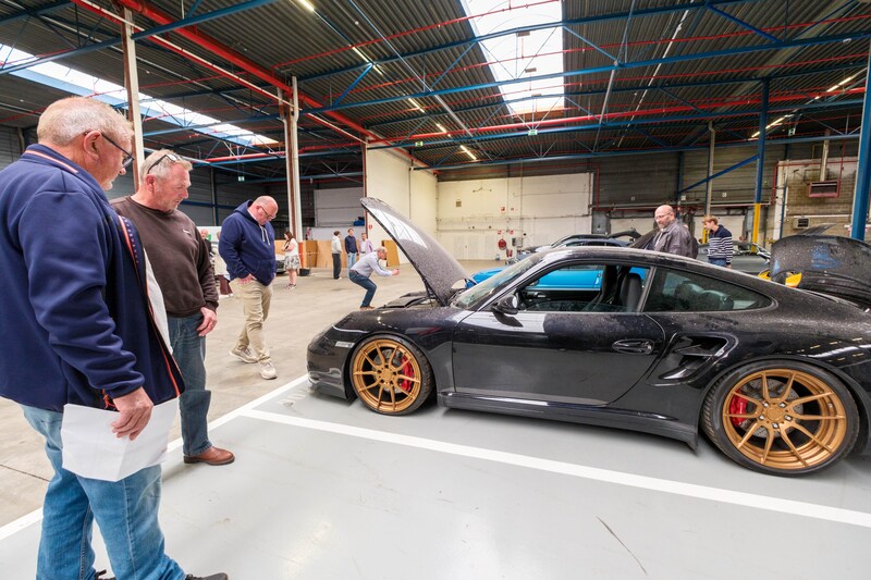 Luxeveiling breekt record: Porsche met gouden velgen van ...