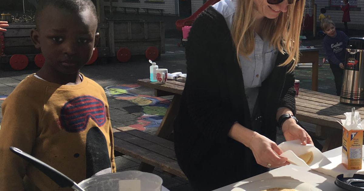 Jarige juf Ruth (31) bakt pannenkoeken voor de kindjes in de noodopvang ...