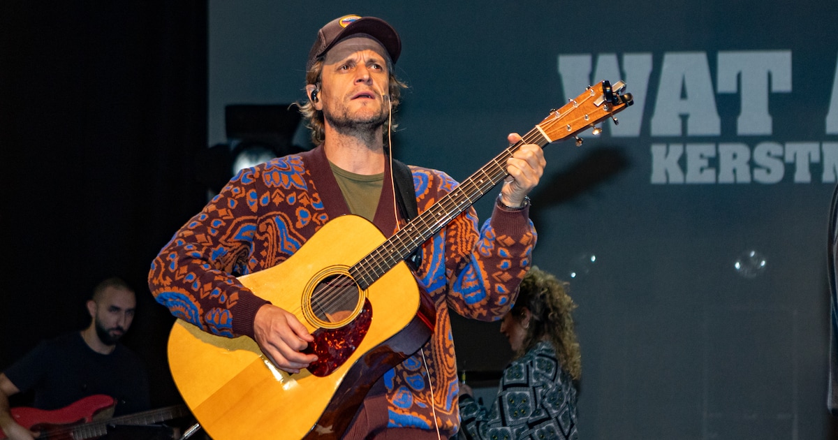 Kontichnaar Tim Van Aelst staat op podium met Johnny Trash tijdens ...