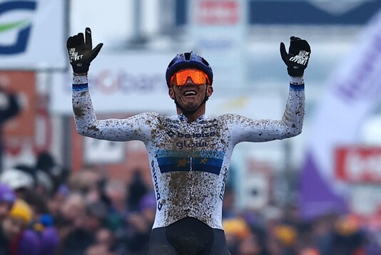 25 jaar na zijn papa: impressionante Thibau Nys kroont zich voor het eerst tot Belgisch kampioen ...