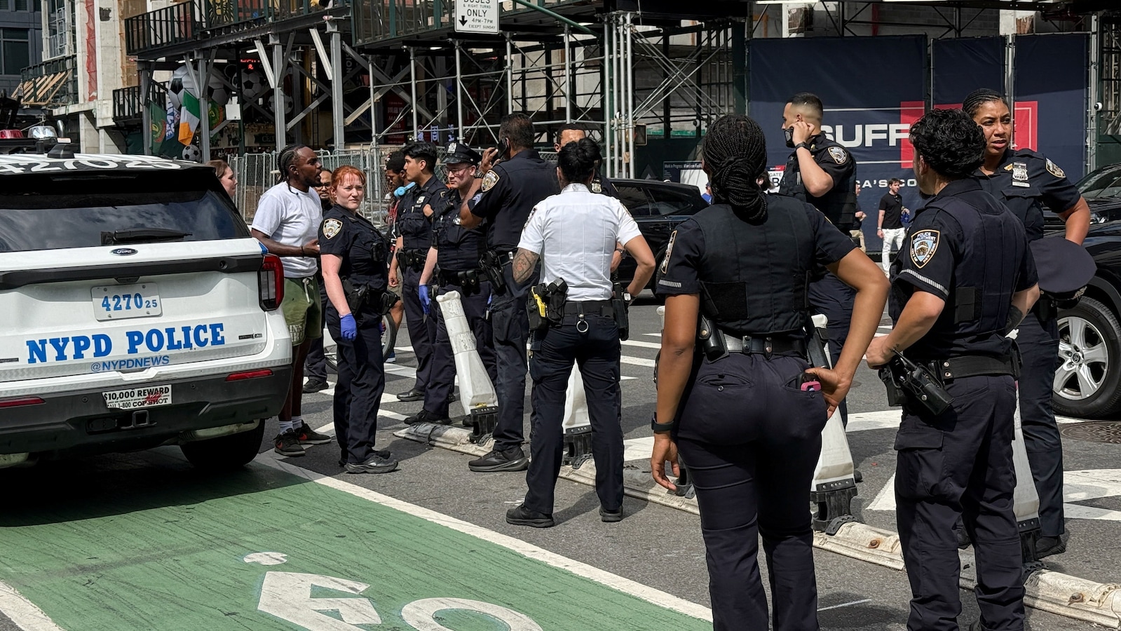 Schoten gelost op Times Square in New York, minderjarige gearresteerd ...