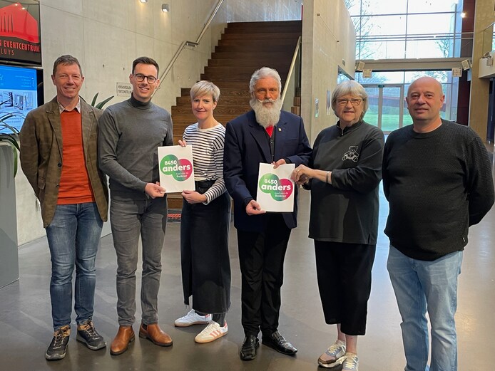 Groenen van 8450anders strikken opperfigurant Maurice Vermeersch (57 ...